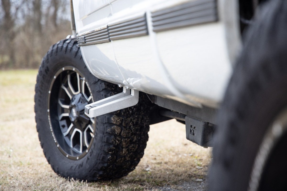 Chevrolet Silverado 2500 HD Single Hoop Step - Rough Country - Rough ...