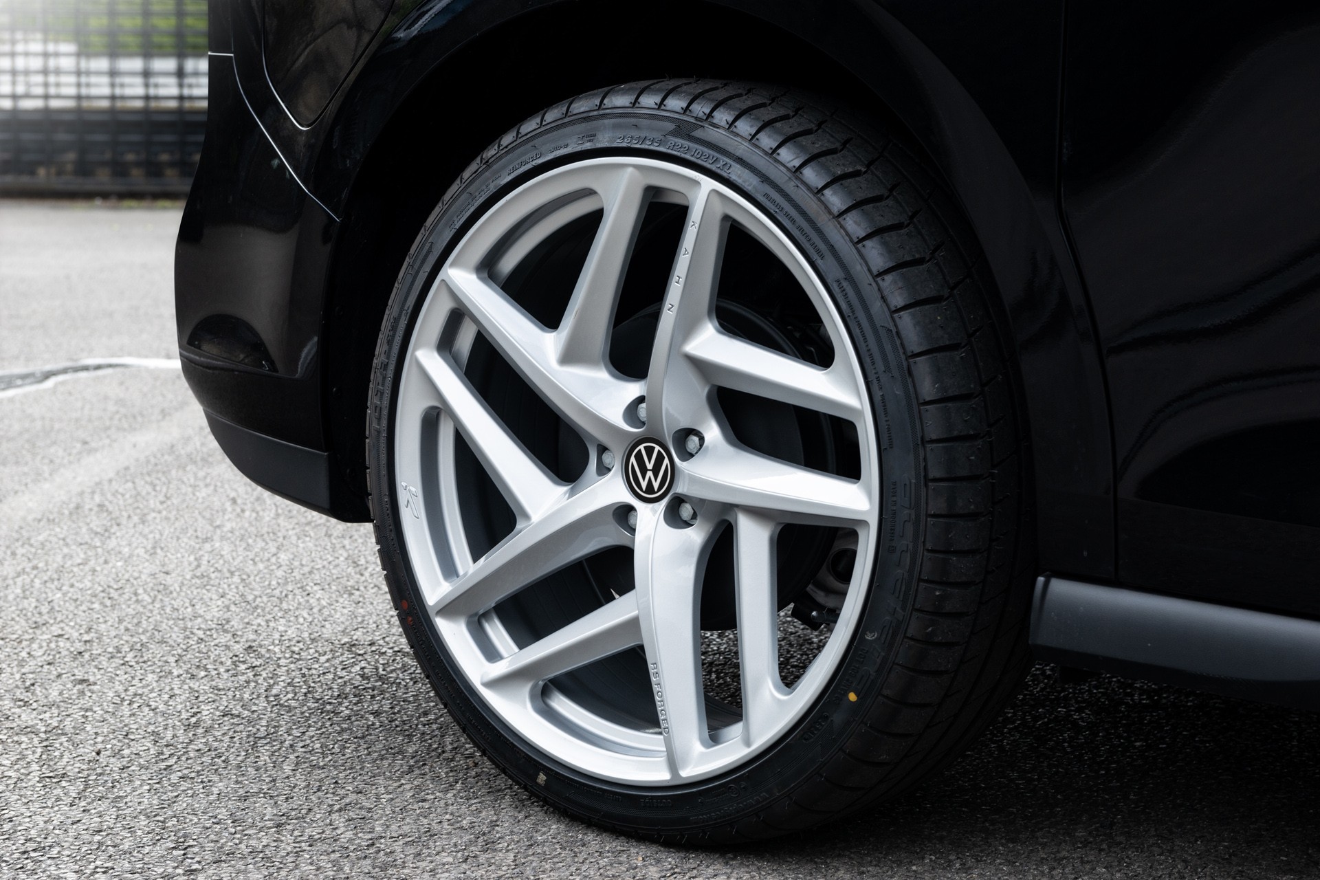 VW ID. BUZZ Custom Wheels - Kahn Design - Type 52 RS - Forged Alloy ...